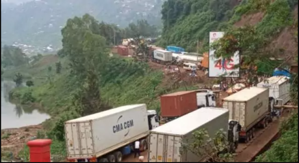 DRC: Imodoka 600 zimaze iminsi 3 mu muhanda zarabuze uko zitambuka ...