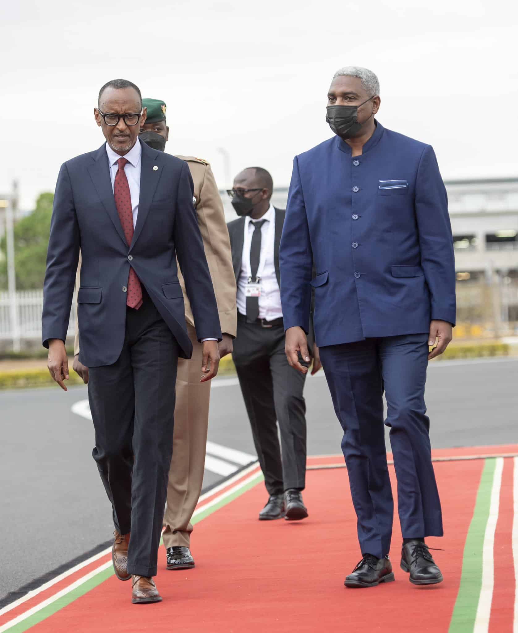 Perezida Kagame muri Kenya yakiranywe ubwuzu na William Ruto (AMAFOTO) – RADIOTV10