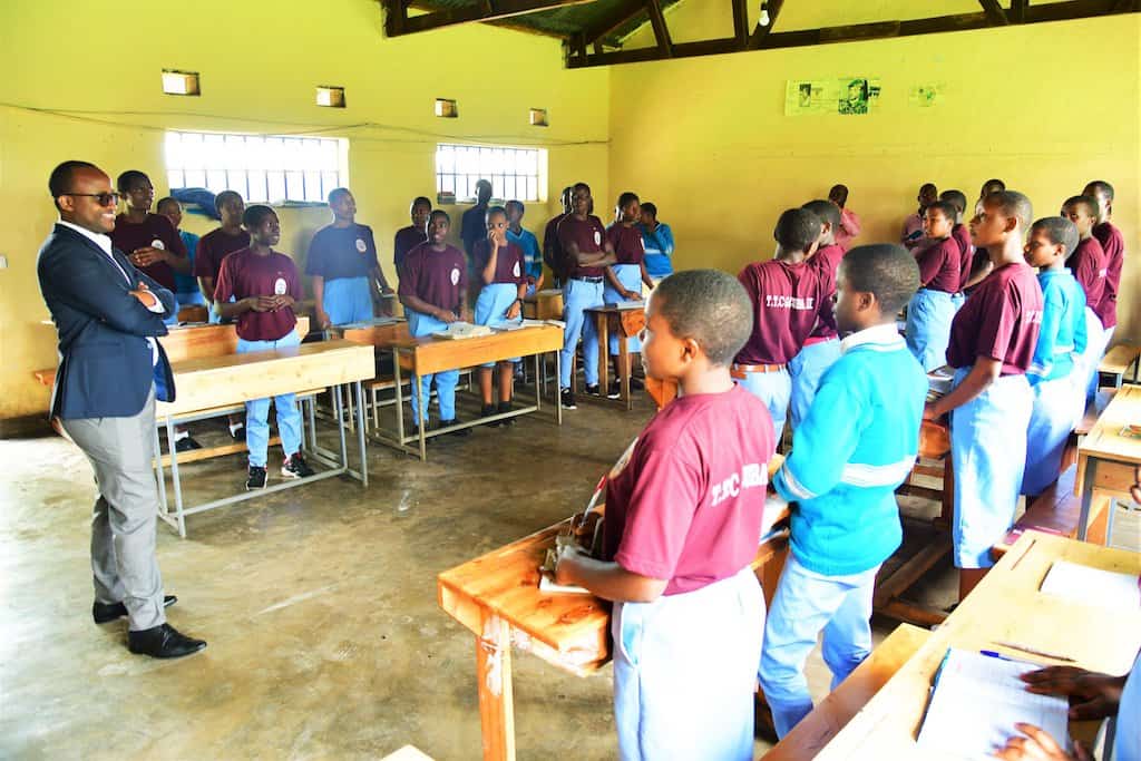 IFOTO: Minisitiri kuri ‘Pupitre’ asoma igitabo n’abanyeshuri – RADIOTV10