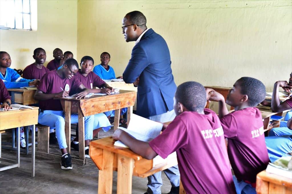 IFOTO: Minisitiri kuri ‘Pupitre’ asoma igitabo n’abanyeshuri – RADIOTV10