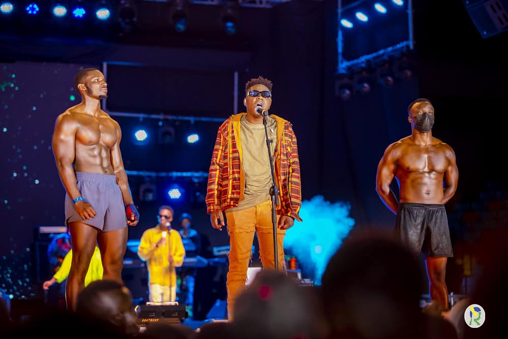 Umusore w’ibigango yabyinishije amatuza, Platini yambara igisa n’ijipo ...